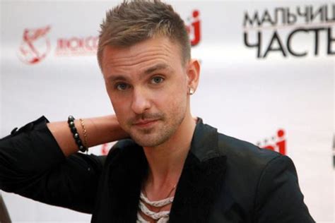 Українець вийшов на сцену конкурсу Новая волна у патріотичному костюмі відео