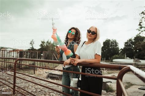 아름 다운 젊은 여자는 화창한 날 야외에서 휴식 및 솜 사탕을 먹는 18 19세에 대한 스톡 사진 및 기타 이미지 18 19