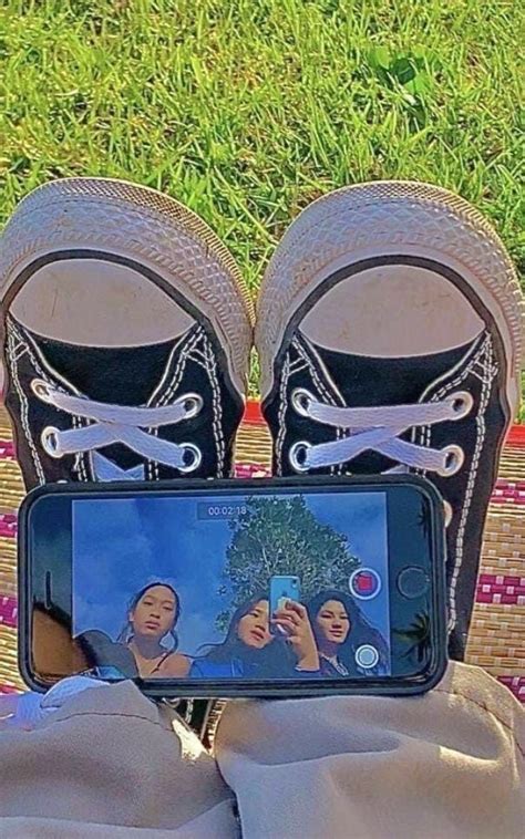 عکس گرانچ Indie Photography Cute Friend Pictures Friend Poses