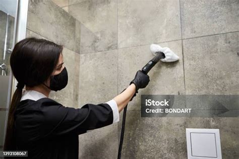 전문 스팀 청소기 장비가있는 욕실의 고무 장갑 청소 타일 청소 서비스 회사 직원 20 24세에 대한 스톡 사진 및 기타 이미지 20 24세 가사 집안일 가정 생활
