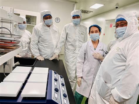 Эмийн чанар шалгах түр хорооны гишүүд эмийн лабораториудад ажиллаж байна