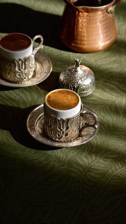 갓 양조 고요함 구리 냄비 금속 컵 기쁨 꾸미다양조하다 독특한 디자인 따뜻한 음료 문화 전통 미식가 커피 술을 마시다 습관적인 식기류 아라비카 아침