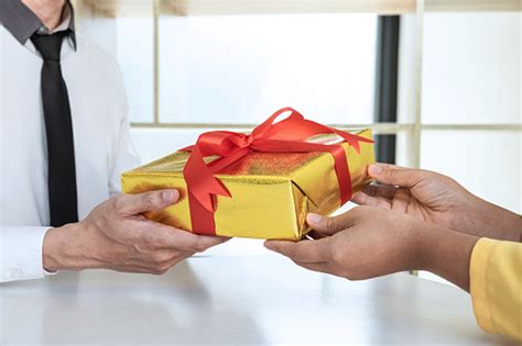 생일 인사말이나 축 하 일 이나 크리스마스와 함께 서로 선물 상자를 주는 커플 선물에 대한 스톡 사진 및 기타 이미지 선물 주기 감사 Istock