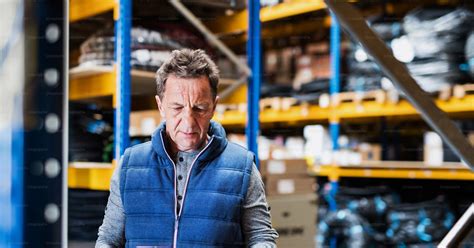 고위 남성 창고 노동자 또는 클립보드를 들고 메모를 하는 감독자의 초상화 사진 Unsplash의 다운로드 이미지