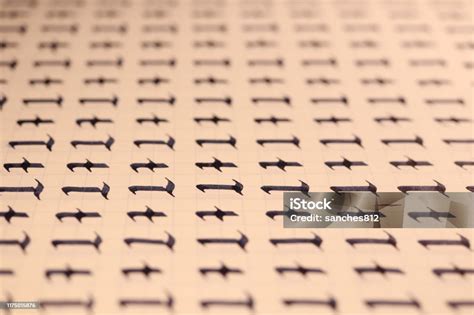 서예 문자 T 학습 기술 종이 페이지 서예 문자 T 배경입니다 워크 시트를 작성하는 문자 연습 필기 기호 채우기 패턴입니다 0명에 대한 스톡 사진 및 기타 이미지 Istock