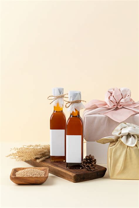명절선물세트솔방울 보자기에 싸인 상자와 갈대 참기름 세트가 있는 정면 이미지 사진 유토이미지 상세페이지 베이직샵 사진 21845071
