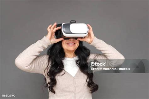 자유형 성숙한 여자 에 가상 현실 헤드셋 서 고립 에 회색 시청 비디오 흥분 가을에 대한 스톡 사진 및 기타 이미지 가을 갈색 머리 건강한 생활방식 Istock