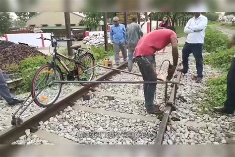 印度小伙发明“铁路自行车”，骑着比火车还快，成本不到100块！