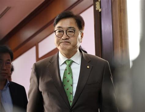 탄핵안 가결에 정치테마주 널뛰기정치인 신뢰도 1위 우원식 관련주 급등 데일리 이슈