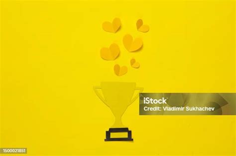 노란색 바탕에 하트가 있는 종이로 자른 황금 우승자 트로피 컵 경쟁 스포츠 상금 수상자 평면도 경쟁에 대한 스톡 사진 및 기타