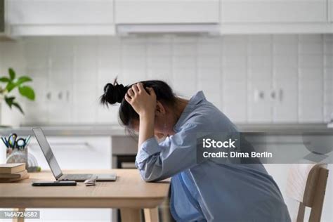 스트레스에 시달리는 여성 프리랜서는 집에서 노트북 앞에 앉아 의욕이 없다고 느낀다 25 29세에 대한 스톡 사진 및 기타 이미지 25 29세 가정 주방 가정의 방