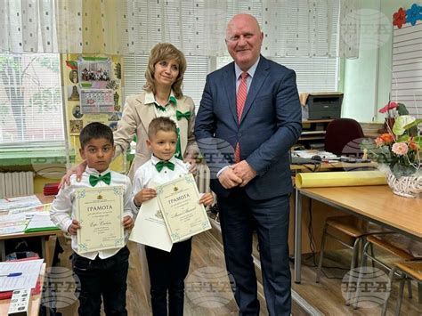 Служебният министър на образованието награди първокласници върнали голяма сума пари Утро