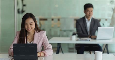 유리 파티션 사무실에서 노트북으로 작업하는 사무실 근로자의 초상화 사진 Unsplash의 랩톱 이미지