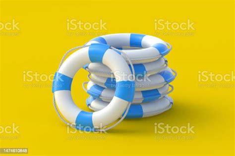 노란색 배경에 구명 부표의 힙 여행 또는 휴가 여름 컨셉 해양 안전 바다에서 도움과 구조 3d 렌더링 과도에 대한 스톡 사진 및 기타 이미지 Istock