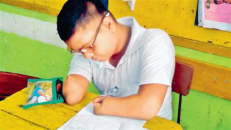 දෑත දෙපා නැතත් ශිෂ්‍යත්ව විභාගය ඉහළින්ම සමත් වාරියපොළ සුමංගලේ දිරිය සිසුවා