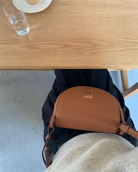 겨울 코트에 잘 어울리는 크로스백 코디 트렌드를알려주는여자