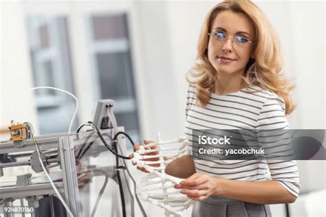 3d 프린터와 함께 만든 Dna 모델 포즈는 아름 다운 여자 3차원 인쇄에 대한 스톡 사진 및 기타 이미지 3차원 인쇄 3