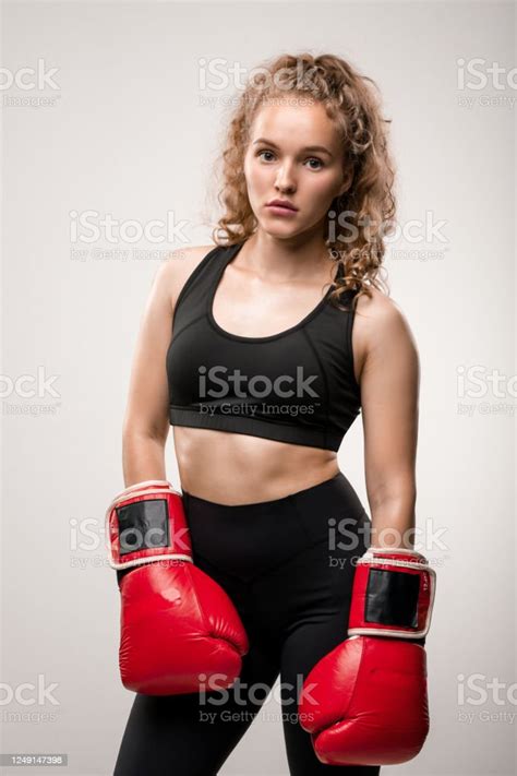 검은 색 트랙 수트와 카메라 앞에 서있는 빨간 권투 장갑을 입은 금발 소녀 가냘픈에 대한 스톡 사진 및 기타 이미지 가냘픈 건강한 생활방식 검은색 Istock