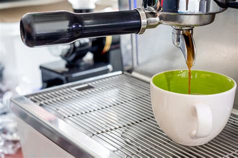 바리 스타 커피 메이커 기계를 사용 하 여 뜨거운 커피를 만드는 백색 유리에 닫습니다 카페 라이프 스타일 중소 기업 또는 음료 개념 가루로 빻은에 대한 스톡 사진 및 기타