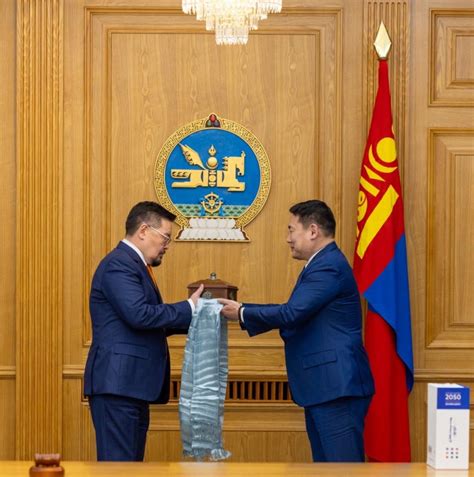 ФОТО Ерөнхий сайд асан Л Оюун Эрдэнэ 34 дэх Ерөнхий сайд Г Занданшатарт тамгыг нь гардуулан