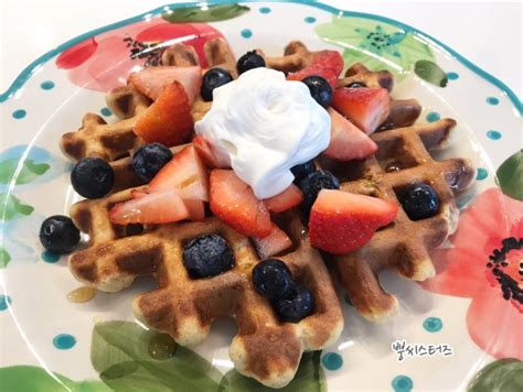 과일 듬뿍 올린 홀그레인 와플