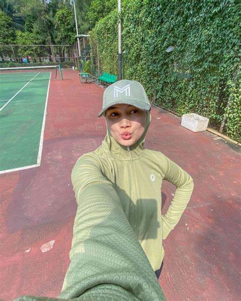 Inspirasi Outfit Olahraga Berhijab Ala Melody Eks JKT