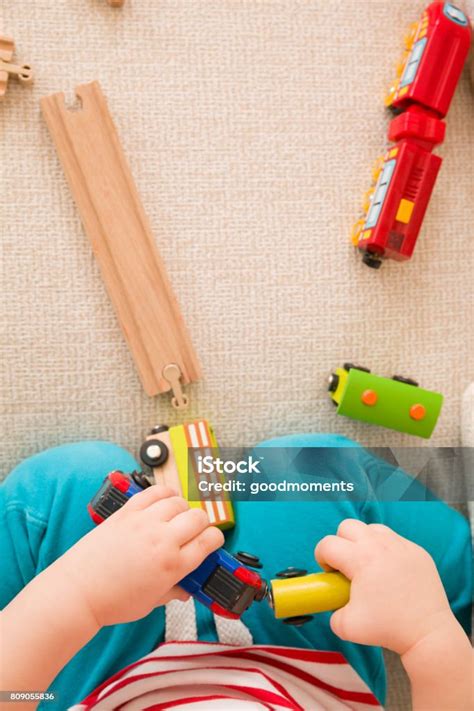 아이의 손이 놀고 나무의 장난감 및 철도 기차 최고의 볼 수 있습니다 유아 소년 앉아서 놀고 철도 실내입니다 유아 보육과 보육에