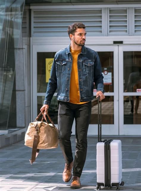 25 Essential Airport Outfits For Men To Travel In Comfort And Style