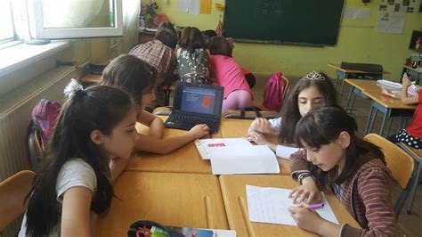 თბილისის მე 6 საჯარო სკოლის მე 4 კლასის მოსწავლეები პროექტზე “გეომეტრია ჩვენს ცხოვრებაში” მუშაობენ