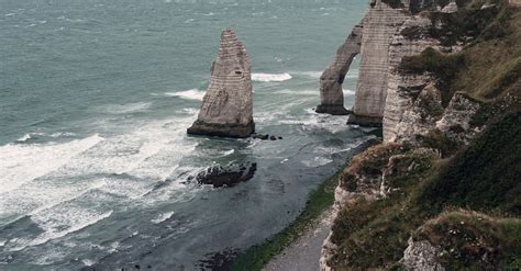 거인 아틀라스 경치 경치가 좋은 관광 구름 경치 그림 같은 노르망디 대서양 바다 바다 경치 바위 아치 부식 손을 흔들다 수직 쐈어 시골 암반층
