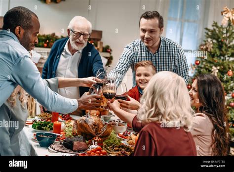 Weihnachten Mit Der Familie Feiern Stockfotografie Alamy