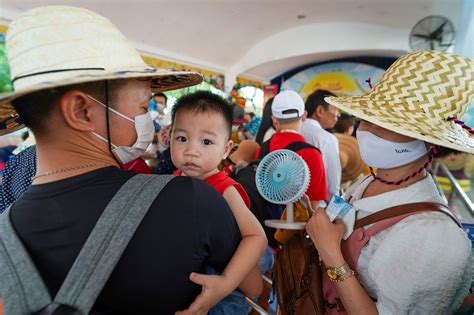 Du khách chen nhau đi chơi lễ 2 9 ở TP HCM Vietnam vn