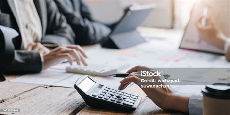 사무실에서 비즈니스 데이터 요약 보고서 회계 문서 및 랩톱 컴퓨터를 계산하기 위해 계산기로 작업하는 회계사 또는 회계사 또는 회계사 비즈니스 미팅 개념 개념에 대한 스톡