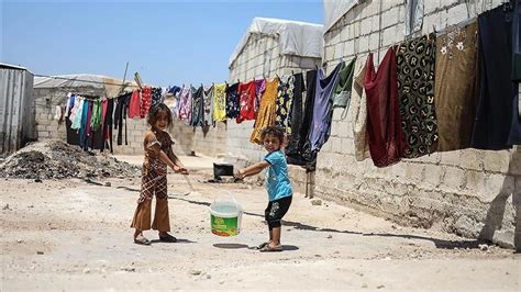 Цивилите кои засолниште најдоа во камповите во Идлиб се борат со високите температури