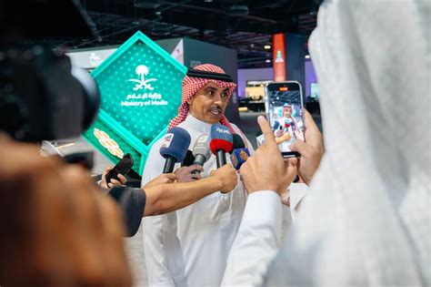 وزير الإعلام السعودي خدمة الحجاج أهم واجب