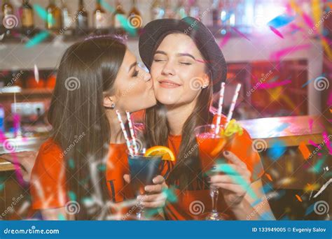 Partido Del Confeti Dos Muchachas Lesbianas Jovenes Que Se Besan En Un