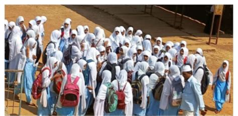कर्नाटक में कॉलेजों की हिजाबी लड़कियों ने हिजाब प्रतिबंध के खिलाफ
