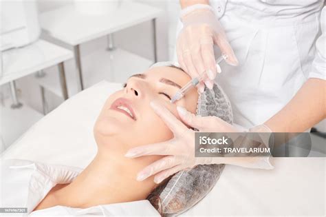 미용사는 여성 얼굴에 회춘 주사 미용실에서 노화 방지 절차를 만듭니다 2명에 대한 스톡 사진 및 기타 이미지 2명 30