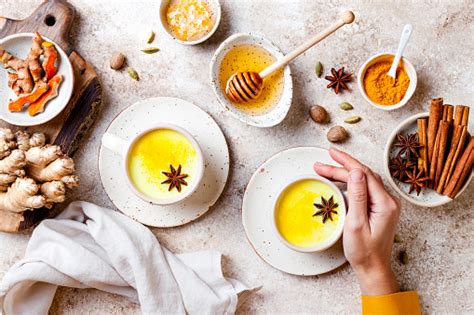 향신료와 꿀심을 곁들인 강황 황금 우유 라떼 해독 면역 증폭 항 염증 성 건강 한 아늑한 음료 컵을 들고 있는 여성의 손 가루로 빻은에 대한 스톡 사진 및 기타 이미지