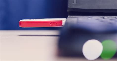 블랙 모던 노트북 슬롯에서 휴대용 Usb 플래시 드라이브 5g에 대한 스톡 사진 및 기타 이미지 5g Usb 메모리