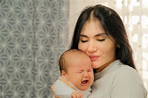 Premium Photo The Girl Is Holding A Newborn Baby Newborn Baby Crying