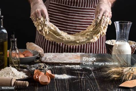 남자의 손이의 배경에 대 한 반죽을 반죽 밀가루 제품 또는 반죽 빵 머핀 파이 피자 반죽 요리 재료 가정 생활에 대한 스톡 사진