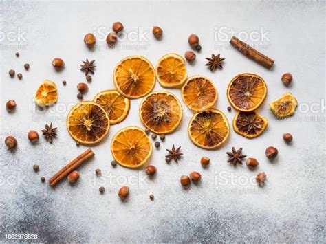 밝은 크리스마스 또는 새 해 배경건조 오렌지 슬라이스와 향신료 Mulled겨울 계절 음료를 만들기 위한 재료 와인 상위 뷰 갈색에 대한 스톡 사진 및 기타 이미지 Istock