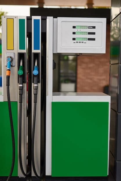Dispensador de combustible moderno en la gasolinera durante el día Foto Premium