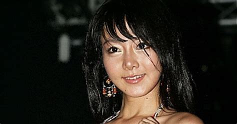 구리빛 몸매 드러낸 엄지언