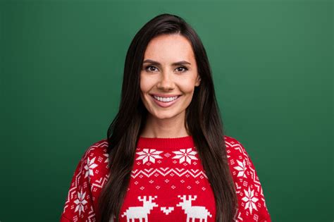 화려한 쾌활한 아가씨 이빨 미소 좋은 분위기 크리스마스 요정 분위기의 초상화 녹색 배경에 고립 12월에 대한 스톡 사진 및 기타 이미지 Istock