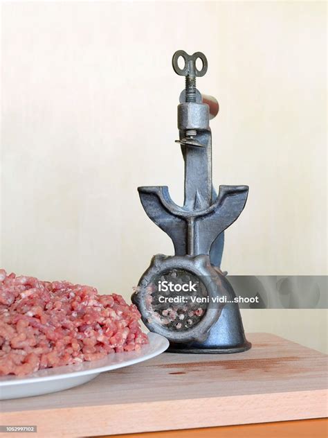말하다 고 빈티지 수동 고기 분쇄기 화이트 플레이트 뒤집어 베이지색 배경 정면에 나무 절단 보드에 가정 생활에 대한 스톡 사진 및 기타 이미지 Istock