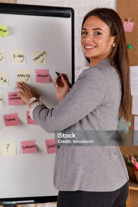 젊은 사업가 브레인 스토밍 및 프로젝트 전략 계획 카메라를보고 미소 짓기 25 29세에 대한 스톡 사진 및 기타 이미지 25 29세 계획 기업 재무와 산업 Istock