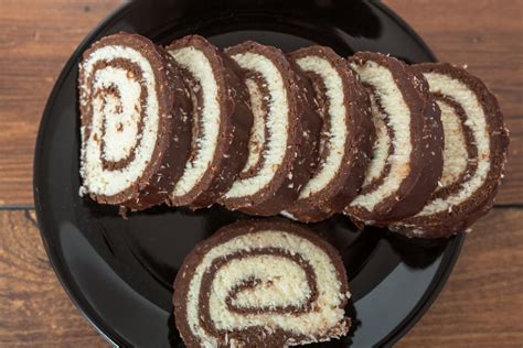 Sütés Nélkül Készülő Mennyei Csokis Tekercs Lágy Krémmel A Közepén A Hűtőben áll össze