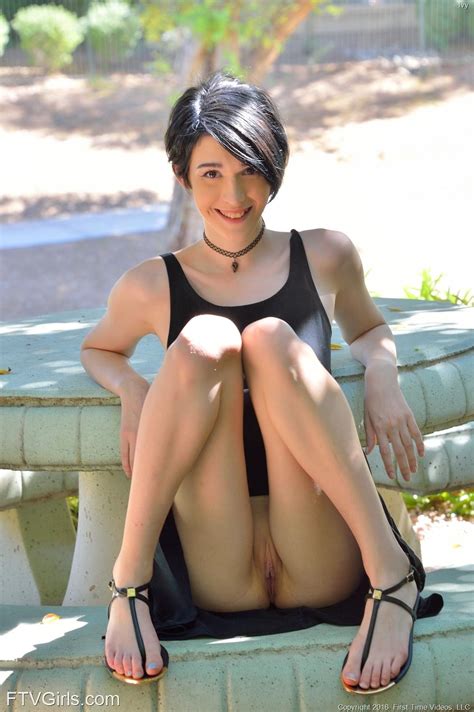 Pretty Girl Ivy Stuffs Her Pussy With Fruit Outside Porn Pictures Xxx